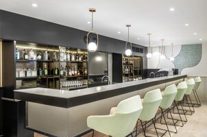 Serve pequenos-almoços, almoços e jantares 