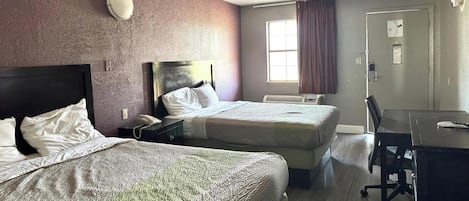 Quarto, 2 camas Queen, para fumantes | Escrivaninha, ferros/tábuas de passar roupa, Wi-Fi de cortesia