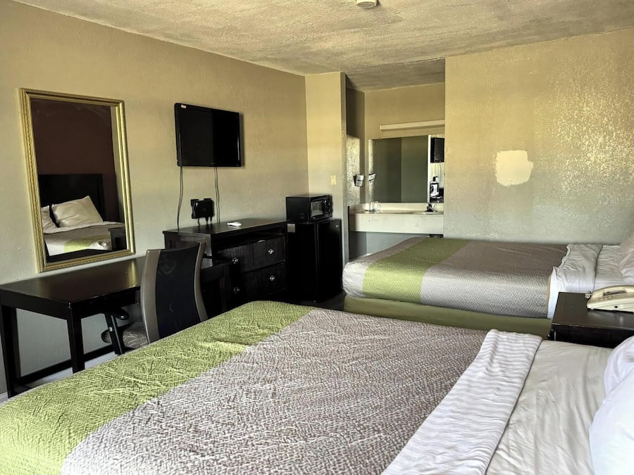 Quarto, 2 camas queen-size, fumadores | Secretária, ferro/tábua de engomar, Wi-fi grátis