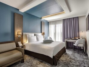 Quarto casal superior, 1 cama de casal e sofá-cama | Cofres nos quartos, escrivaninha, cortinas blackout