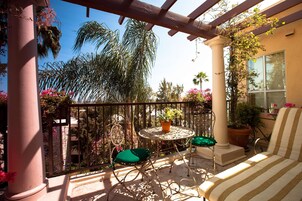 Roupa de alta qualidade, cofre no quarto, secretária 