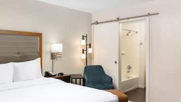 Quarto standard, 1 cama Queen | Cofres nos quartos, escrivaninha, ferros/tábuas de passar roupa