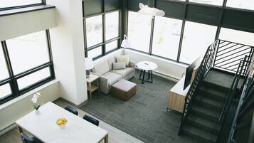 Suite, 1 quarto, cozinha (Penthouse) | Roupa de alta qualidade, edredões de penas, secretária
