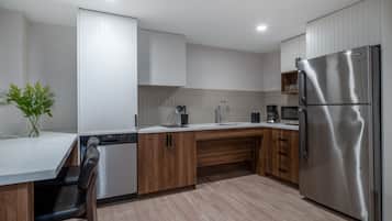 Suite-Estúdio, 1 cama king-size, não fumadores, cozinha (Transfer Shower) | Kitchenette privada | Um frigorífico/congelador grande, um micro-ondas, uma placa de cozinha