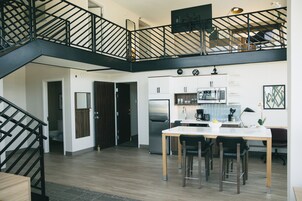 Suíte, 1 quarto, cozinha (Penthouse) | Roupas de cama premium, edredons de pluma, escrivaninha