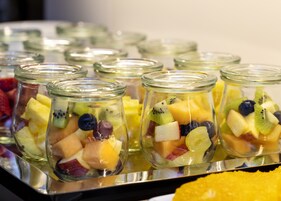 Vários potes de vidro cheios com frutas variadas.