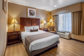 Quarto standard, 2 camas Queen, acessível, geladeira e micro-ondas | Ferros/tábuas de passar roupa, berços grátis, roupa de cama