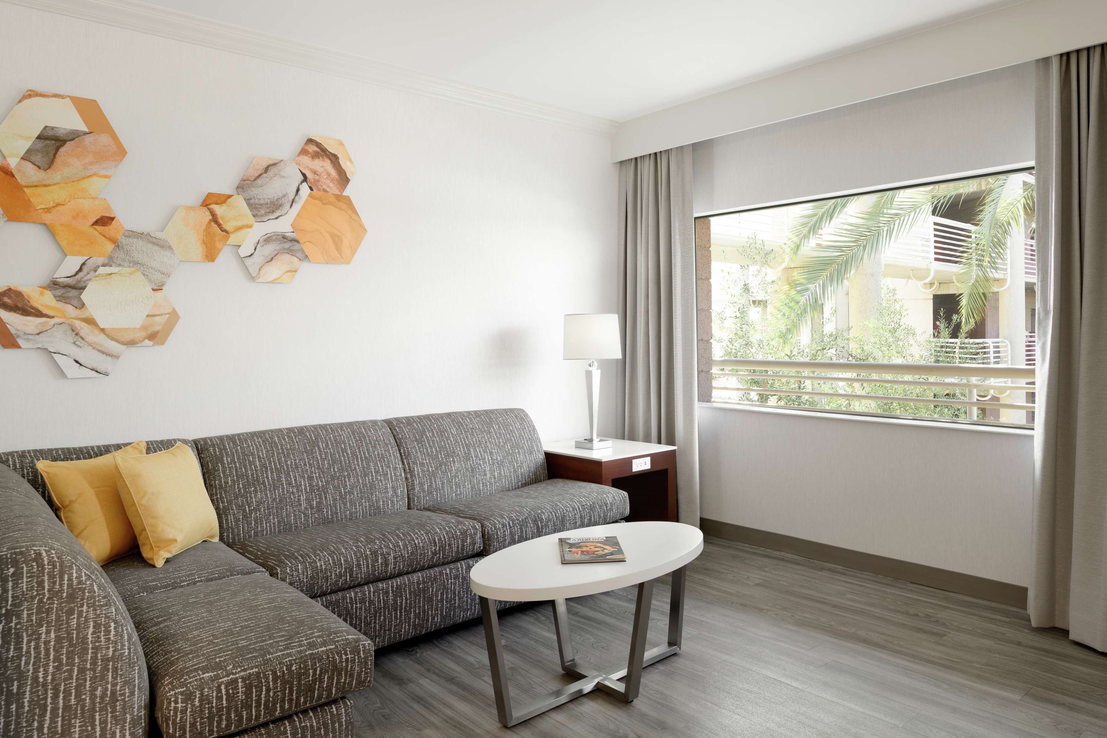 TV LCD 65 polegadas com canais digitais, smart TV, filmes pagos