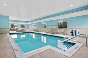 Piscina interior, espreguiçadeiras