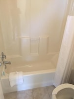 Quarto Standard, 1 cama king-size, fumadores | Casa de banho | Um polibã, um secador de cabelo, toalhas fornecidas