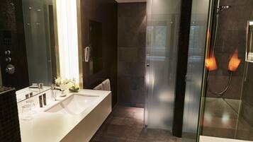 Quarto executivo, 1 cama de casal | Roupas de cama antialérgicas, frigobar, cofres nos quartos, escrivaninha