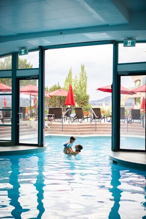 Piscina interior, piscina exterior, espreguiçadeiras 