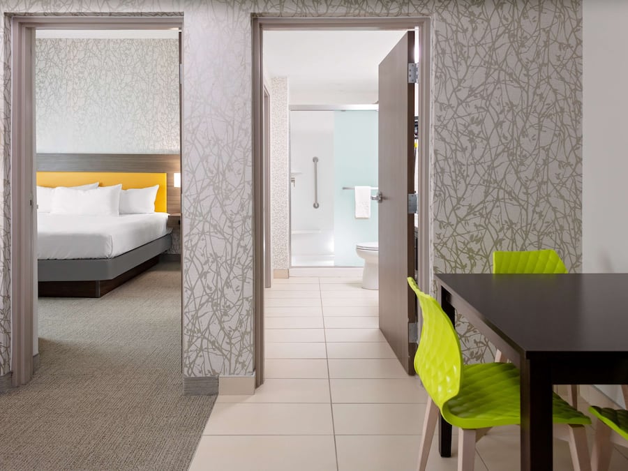 Secretária, ferro/tábua de engomar, roupa de cama fornecida