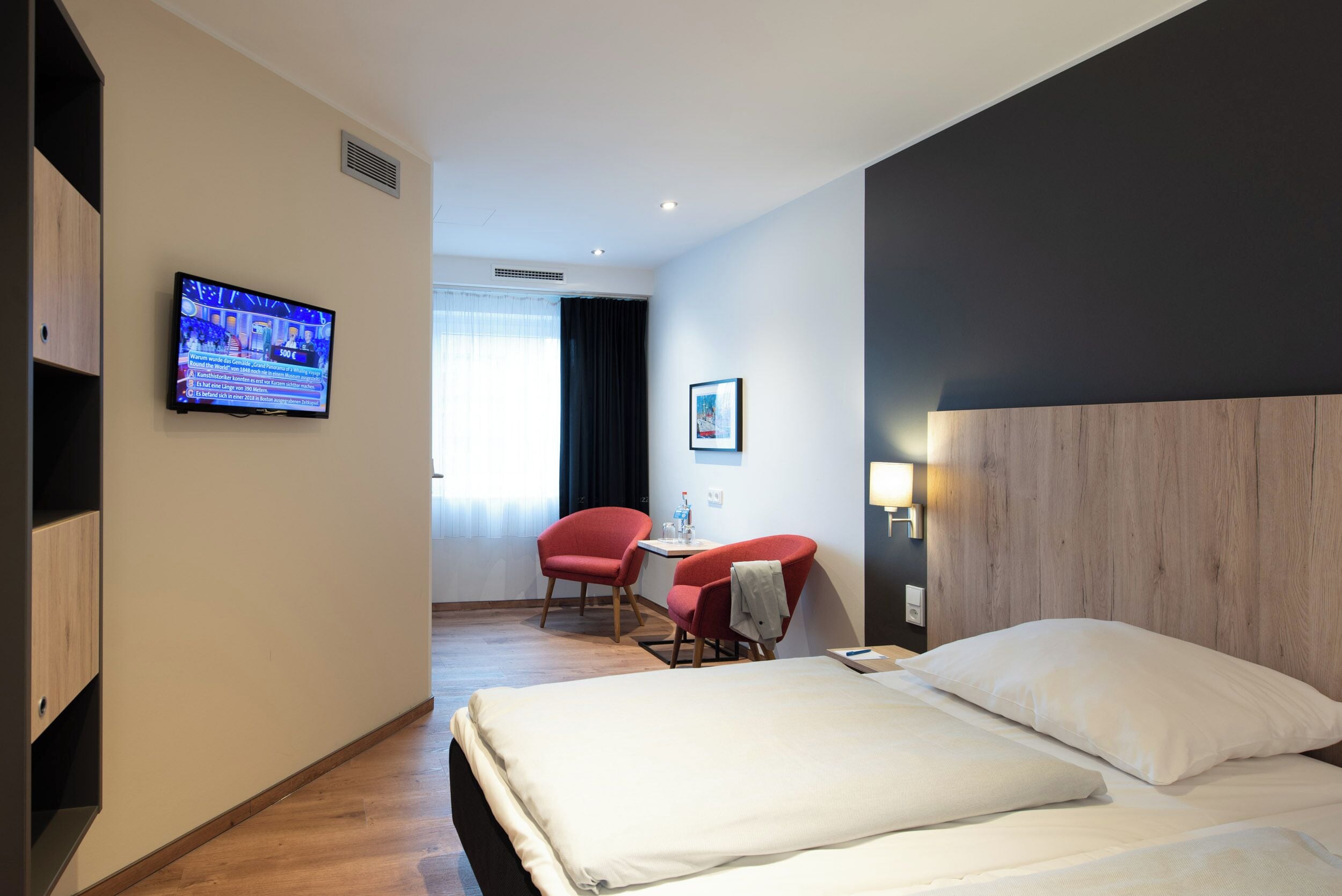 Roupa hipoalergénica, cofre no quarto, com decoração personalizada 