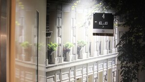 Fachada de edifício com placa indicando o quarto número 4, com numeração de 41 a 49.