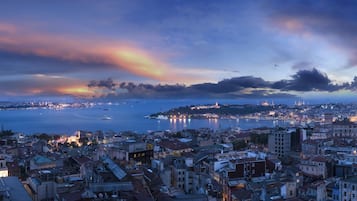 Paisagem urbana com vista para o mar e uma fortaleza histórica.
