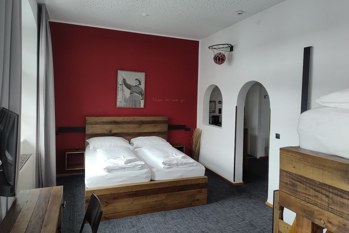 Quarto família | Roupas de cama antialérgicas, edredons de pluma, frigobar