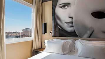 Minibar, cofre no quarto, secretária, quartos insonorizados