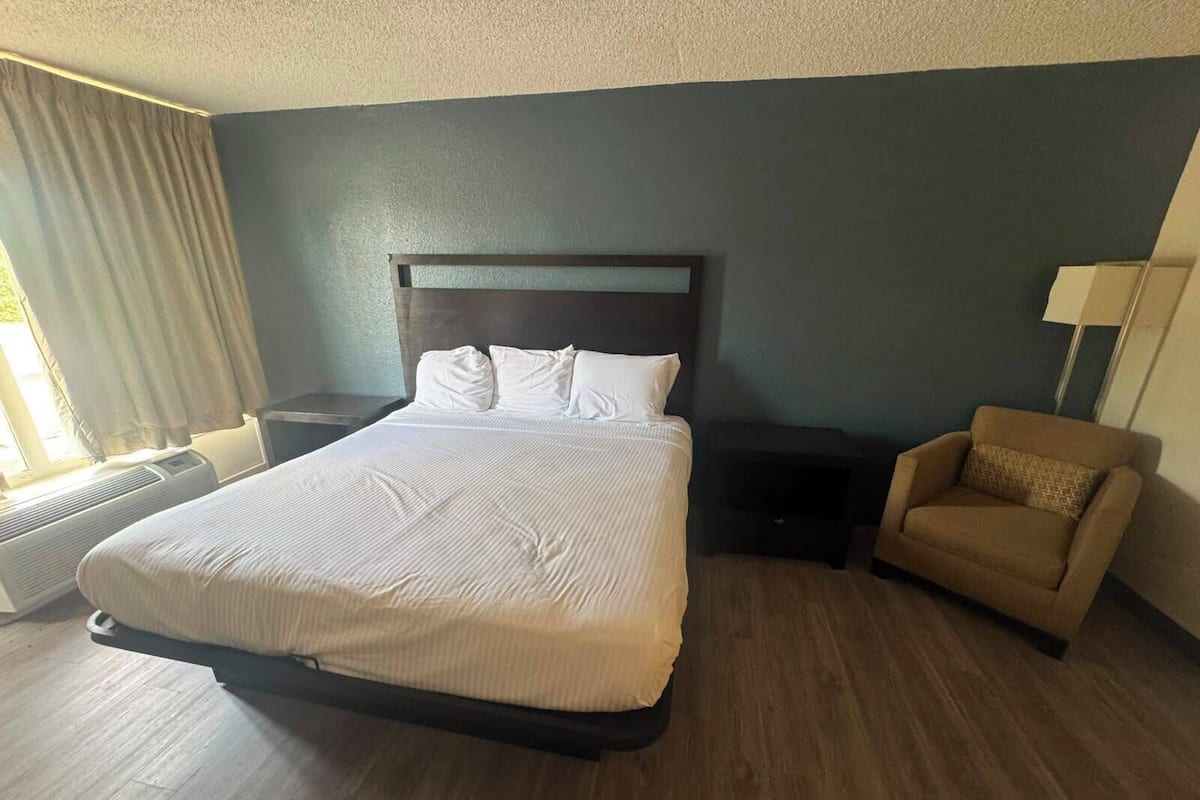 Quarto Deluxe, 1 cama king-size, não fumadores | Roupa de alta qualidade, edredões de penas, cofre no quarto, secretária
