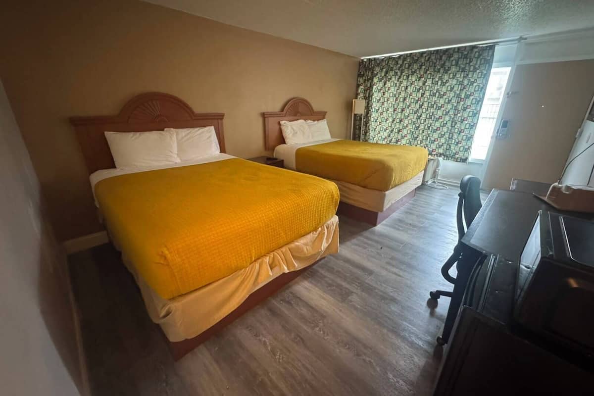 Roupa de alta qualidade, edredões de penas, cofre no quarto, secretária