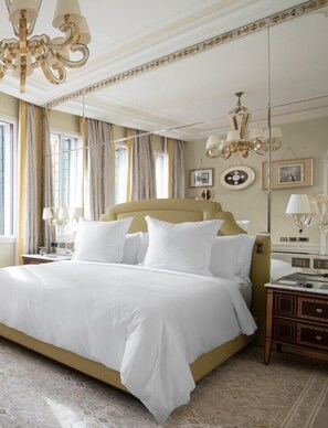 Roupa hipoalergénica, minibar, cofre no quarto, secretária 