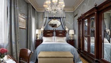 Roupa hipoalergénica, minibar, cofre no quarto, secretária