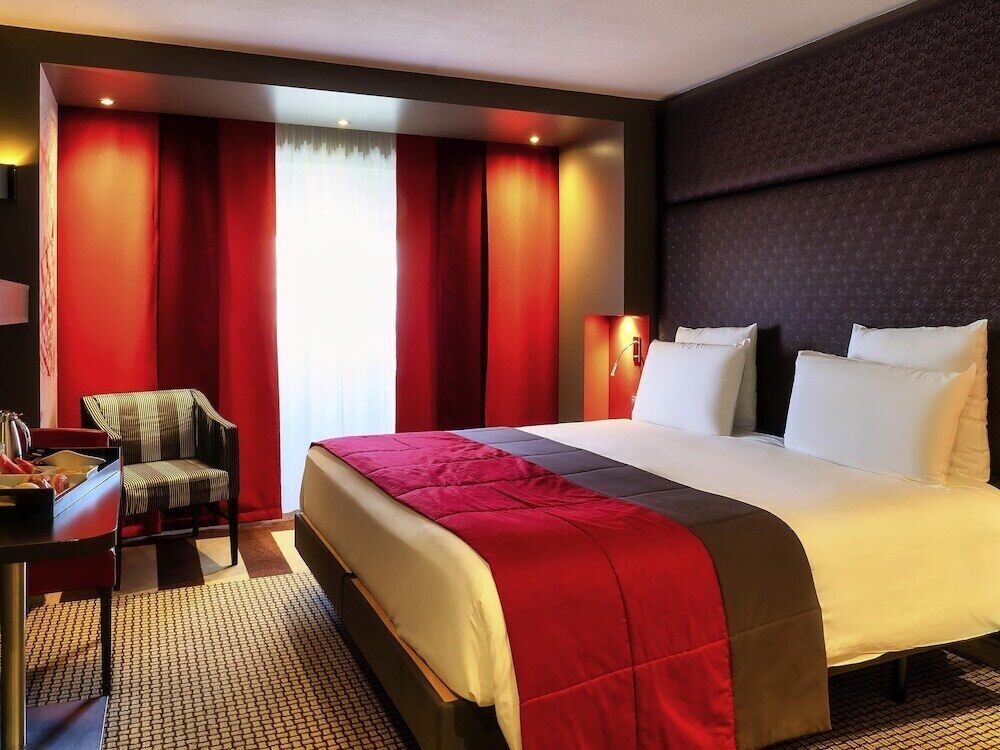 Roupas de cama premium, frigobar, cofres nos quartos, escrivaninha