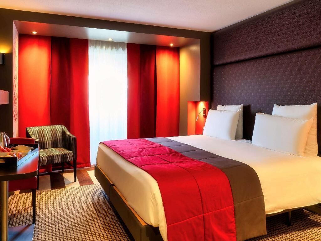 Roupas de cama premium, frigobar, cofres nos quartos, escrivaninha