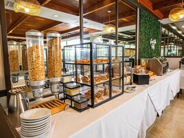 Pequeno-almoço tipo buffet diário (21.00 USD por pessoa) 