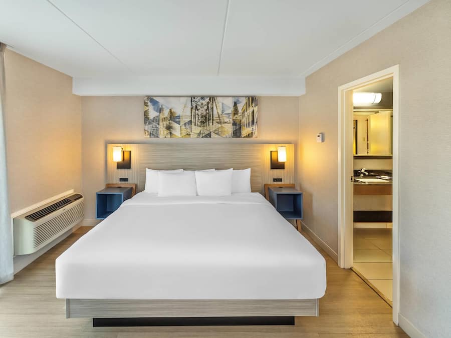 Suíte, 1 cama King e sofá-cama, para não fumantes | Roupas de cama premium, camas com colchões pillow-top, escrivaninha