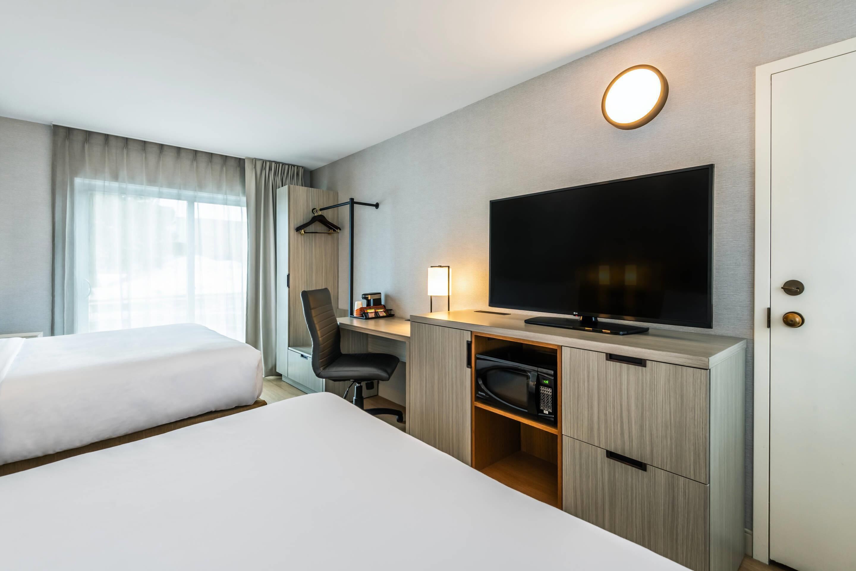 2 Queen Beds, Non Smoking, Ground Floor Pet-Friendly | Roupa de alta qualidade, camas de colchão pillowtop, secretária 