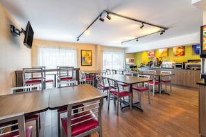 Café da manhã com buffet grátis todos os dias