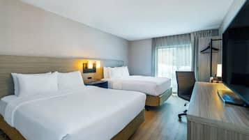 2 Queen Beds, Non Smoking, Ground Floor Pet-Friendly | Roupa de alta qualidade, camas de colchão pillowtop, secretária