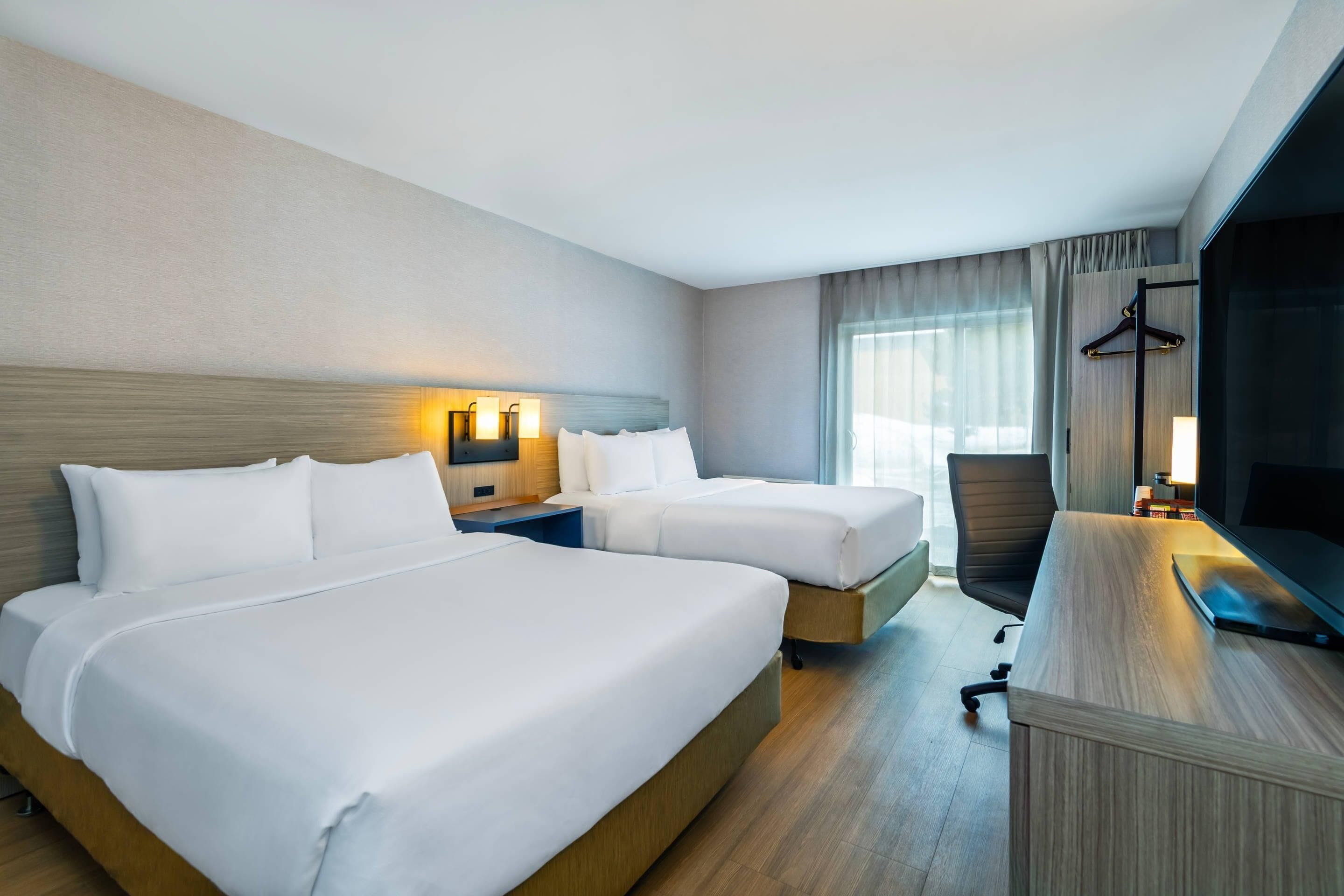 2 Queen Beds, Non Smoking, Ground Floor Pet-Friendly | Roupas de cama premium, camas com colchões pillow-top, escrivaninha