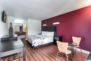 Quarto Superior, 1 cama king-size, fumadores | Secretária, secretária adequada para computadores portáteis 