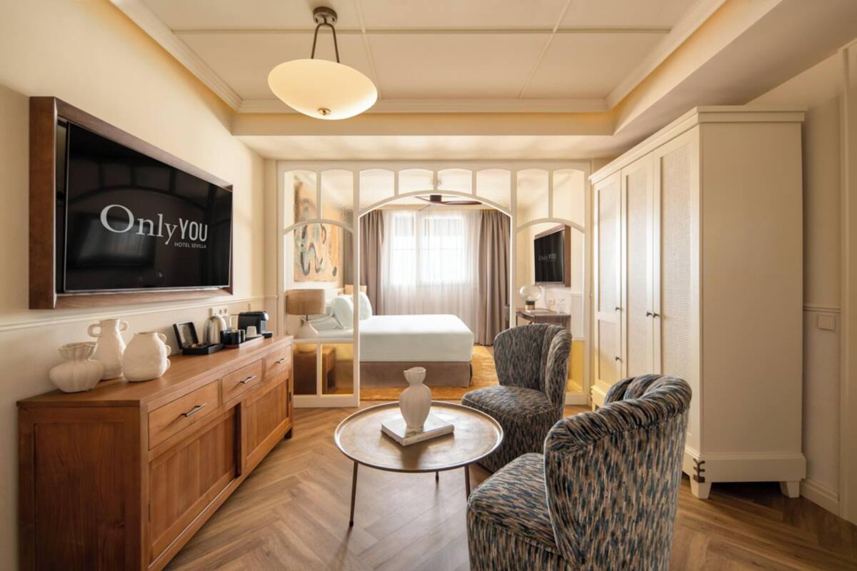 Roupa de alta qualidade, minibar, cofre no quarto, secretária 