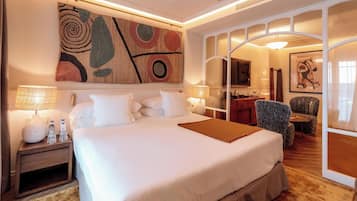 Roupas de cama premium, frigobar, cofres nos quartos, escrivaninha