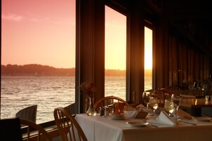 Serviço de café da manhã, almoço, jantar; vistas para a praia