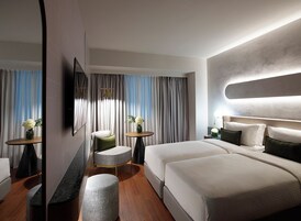 Premier Room Fully Renovated | Minibar, cofre no quarto, secretária, cortinas/cortinados opacos 