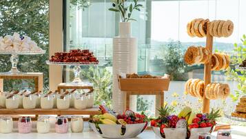 Pequeno-almoço tipo buffet diário (19 EUR por pessoa)