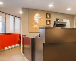 Uma receção com uma placa a indicar "Comfort Inn".