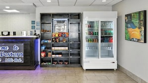 Uma loja em Little Rock, Oeste, com balcão refrigerado e loja de lanches.