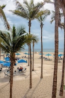 Na praia, praia de areia branca, toalhas de praia, massagens na praia 