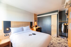 Quarto casal, acessível, para não fumantes (Disability) | Roupas de cama premium, camas com colchões pillow-top, escrivaninha