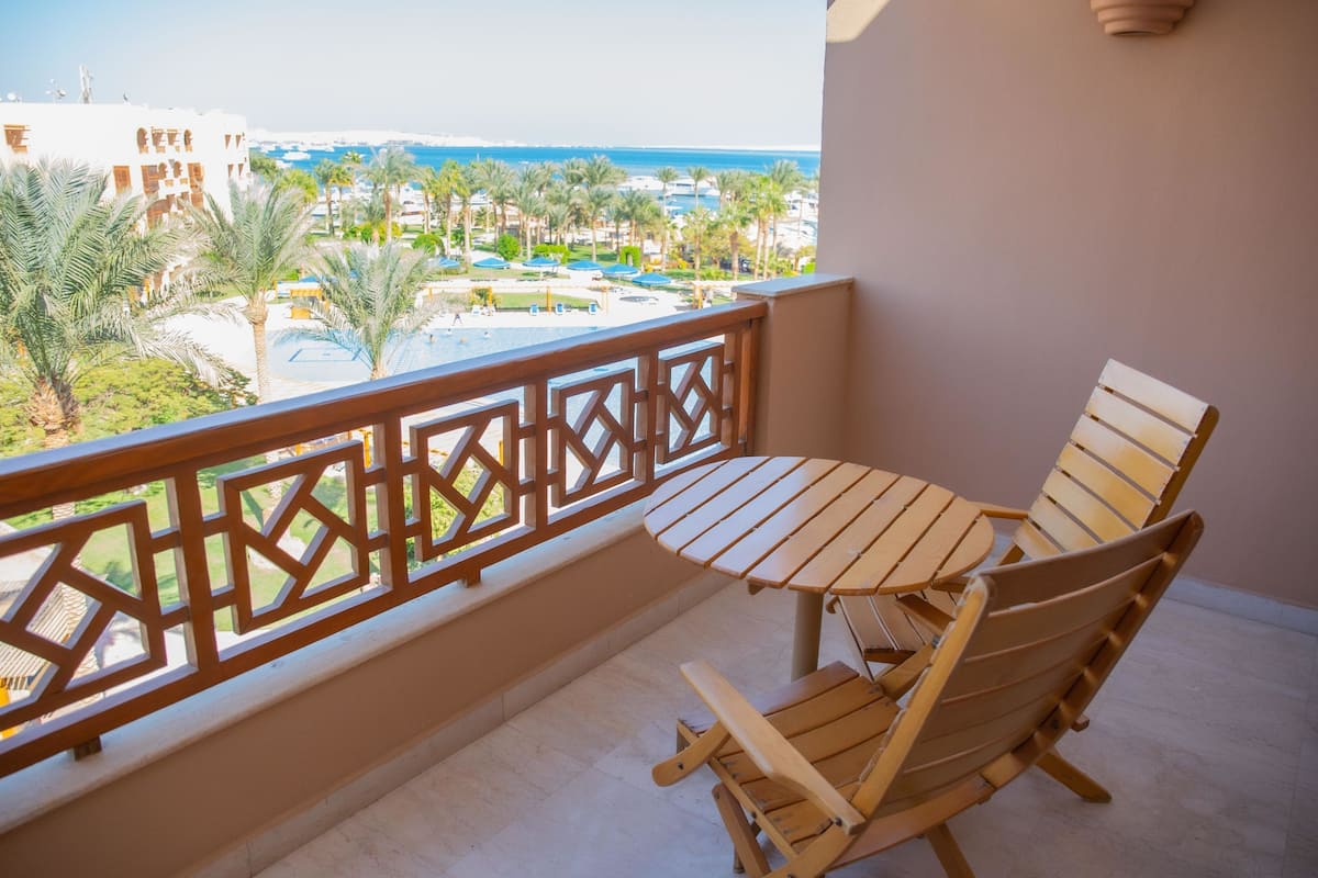 Quarto clássico, vista parcial para o mar | Opções para refeição ao ar livre