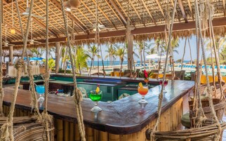2 bares/lounges, bar ao lado da piscina