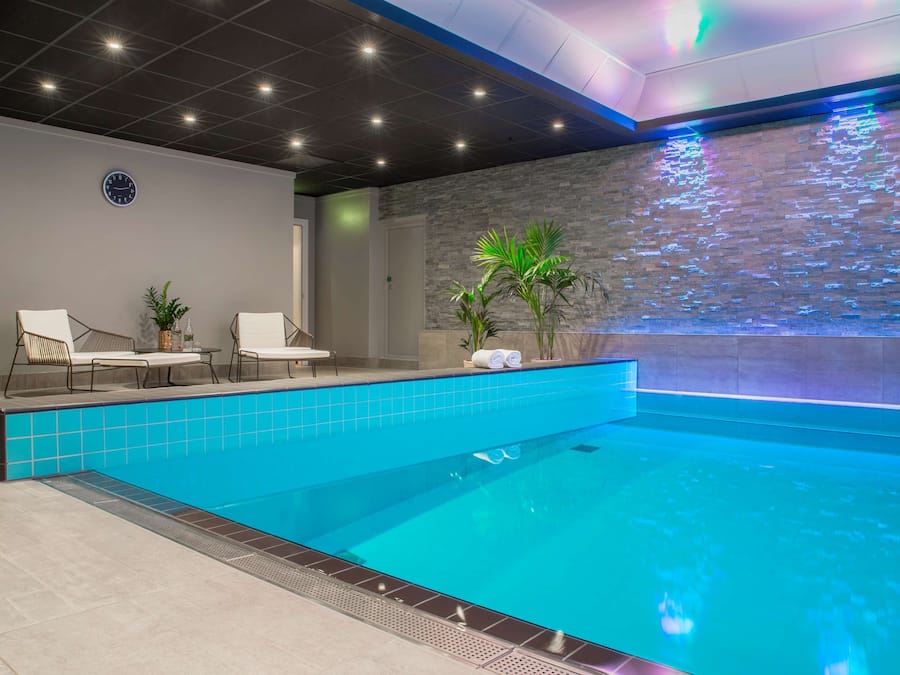 Piscina interior, espreguiçadeiras