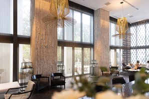 3 bares/lounges, este bar de tapas, este bar no lobby do hotel 