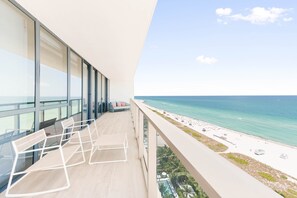 Suite de Luxo, várias camas, não fumadores, varanda (Oceanfront) | Vista para a praia ou o mar
