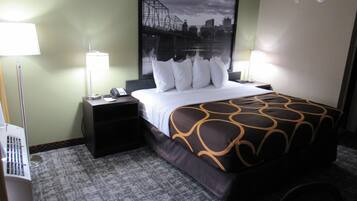 Quarto de hotel com cama, duas mesas de cabeceira, escrivaninha, cadeira, abajur e uma grande pintura de paisagem urbana na parede.